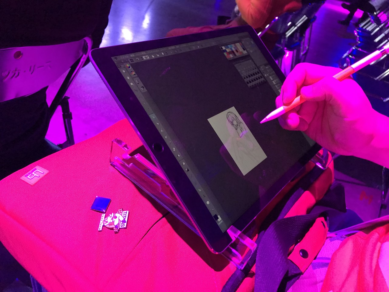 刻田門大（pawoo 日キ12b: "ちなみにiPad Proとスタンドとカバンとでこんな感じで座れればサクッと作業することができたりし ...