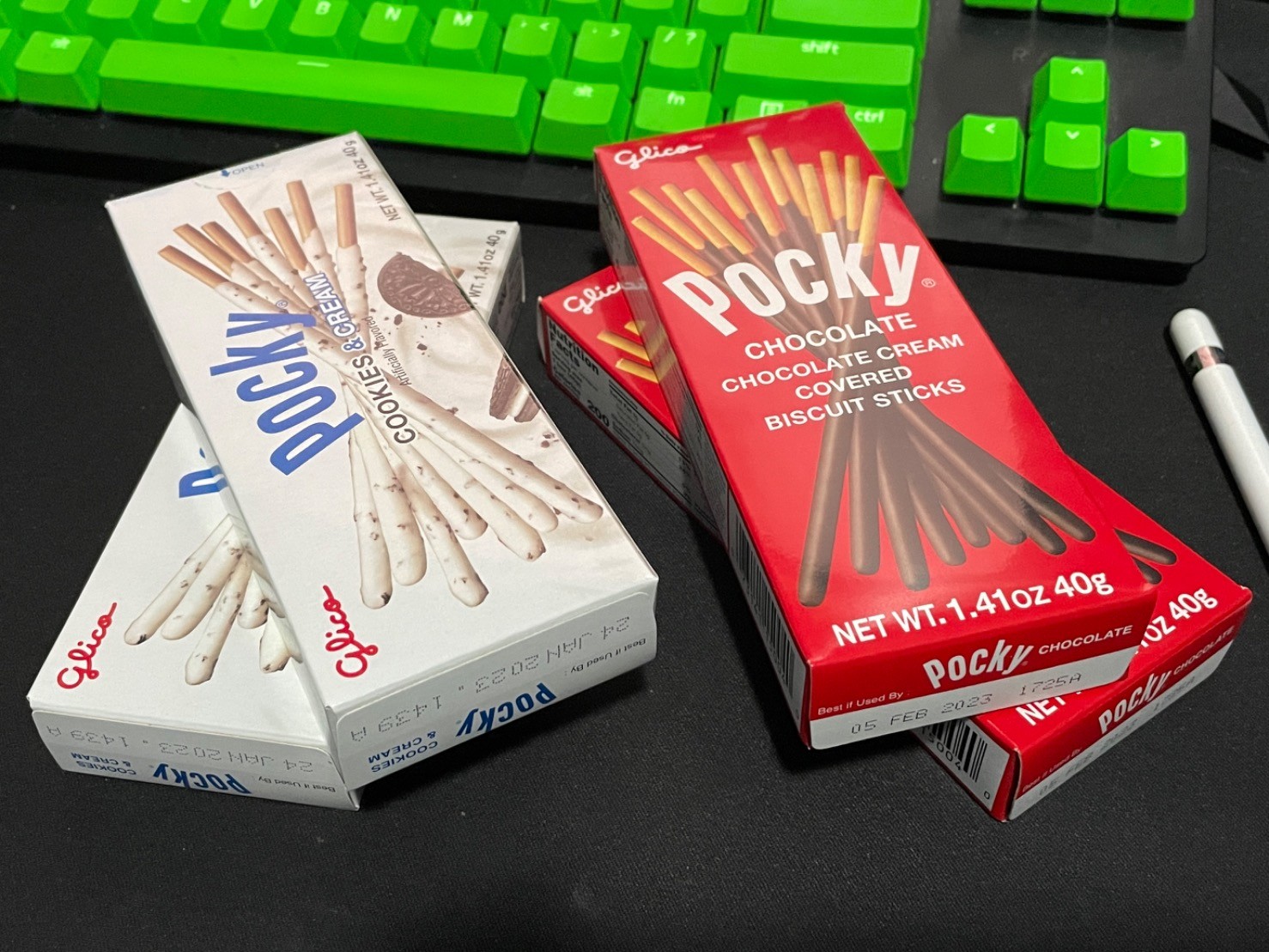 Frack: "Happy Pocky Day!!! 🎉🎉🎉 #pocky #pockyday" - Pawoo - 創作活動や自由な ...